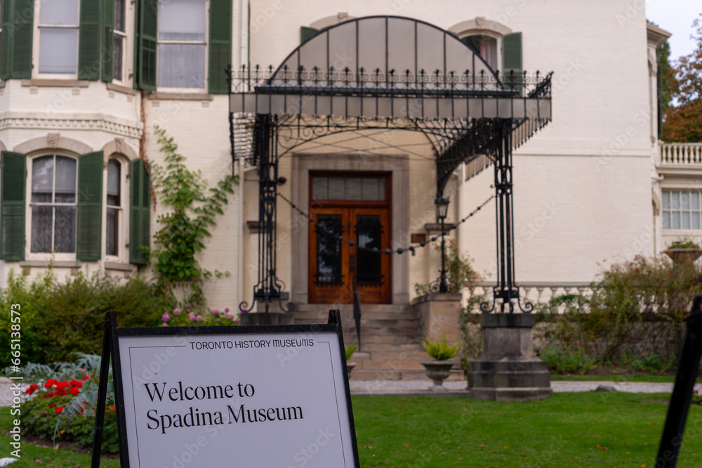 Foto de Welcome to Spadina House entrance sign and facade of the ...