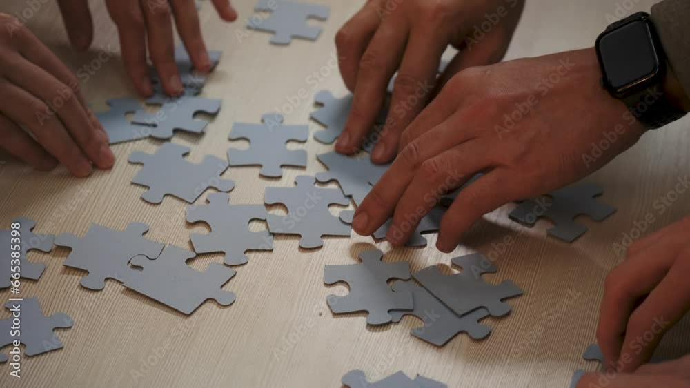 Vidéo Stock Teamwork concept.team assembles puzzle pieces together ... Vidéo Stock Teamwork concept.team assembles puzzle pieces together ...