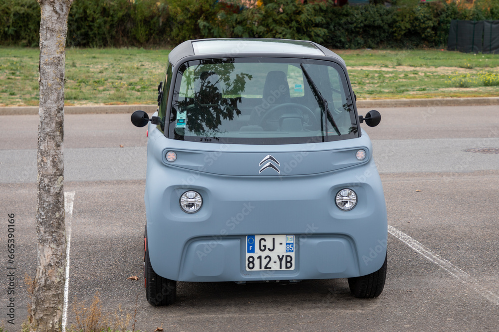 Foto de Citroen Ami ev electric car tiny cube small on wheels vehicle ...
