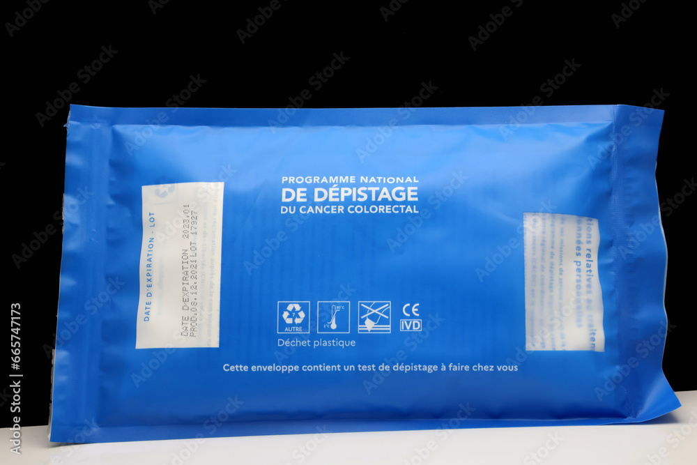 Enveloppe contenant le kit de dépistage du cancer du colon Stock Photo ...