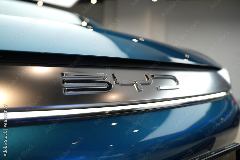 Fotografia do Stock: PENANG, MALAYSIA - 20 OCT 2023: Car logo of a BYD ...