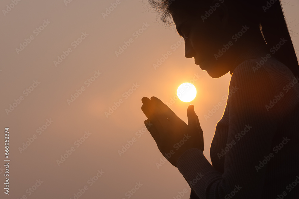 Foto de Silhouette of a woman paying respects and praying A symbol of ...