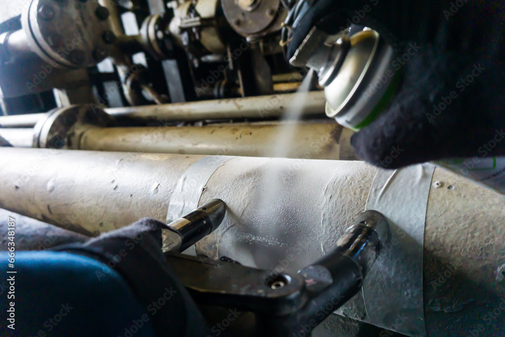 Crack MT testing with permanent magnets and iron powder spray in pipe ...