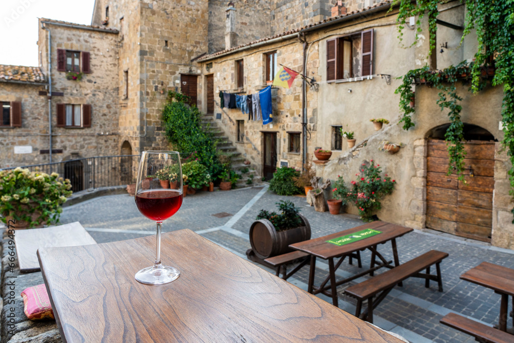 Bicchiere di vino su tavolo di un ristorante nel borgo medievale di ...