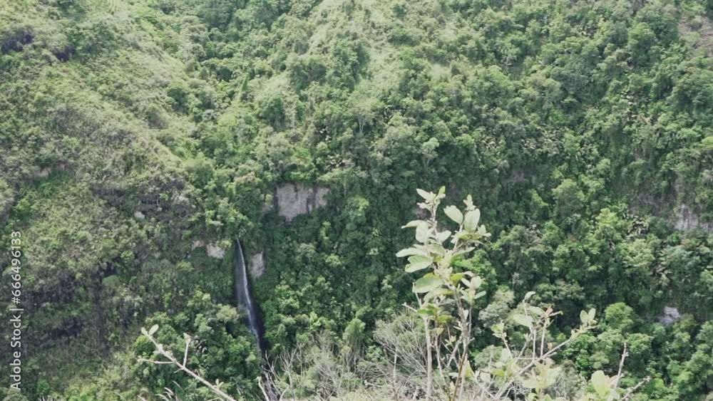 Vidéo Stock deep river valley of the Rio Magdalena at Chaquira close to ...