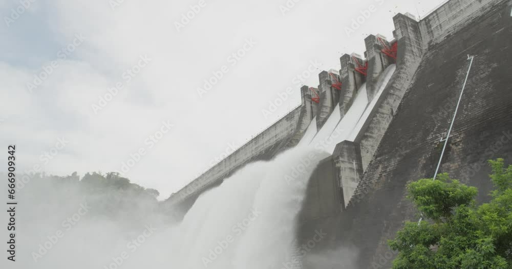 Vidéo Stock The largest and longest roller compacted concrete (RCC) dam ...