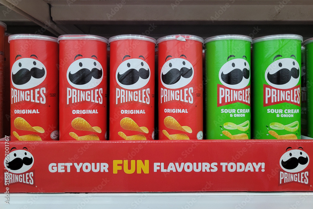 Foto de PENANG, MALAYSIA - 12 OCT 2023: Row of Pringles Snack on store ...