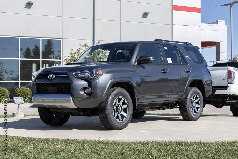 Foto de Toyota 4Runner display at a dealership. Toyota offers the ...
