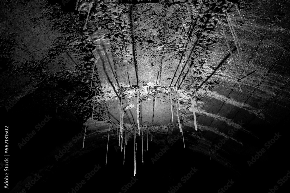 Foto de Ceiling vault of historic bunker tunnel from world war 2 built ...