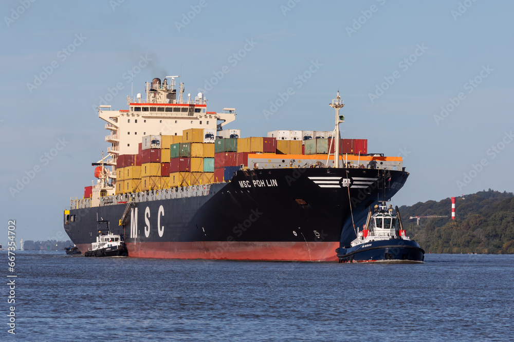 Das Containerschiff MSC Poh Lin auf der Elbe beim Einlaufen in den ...