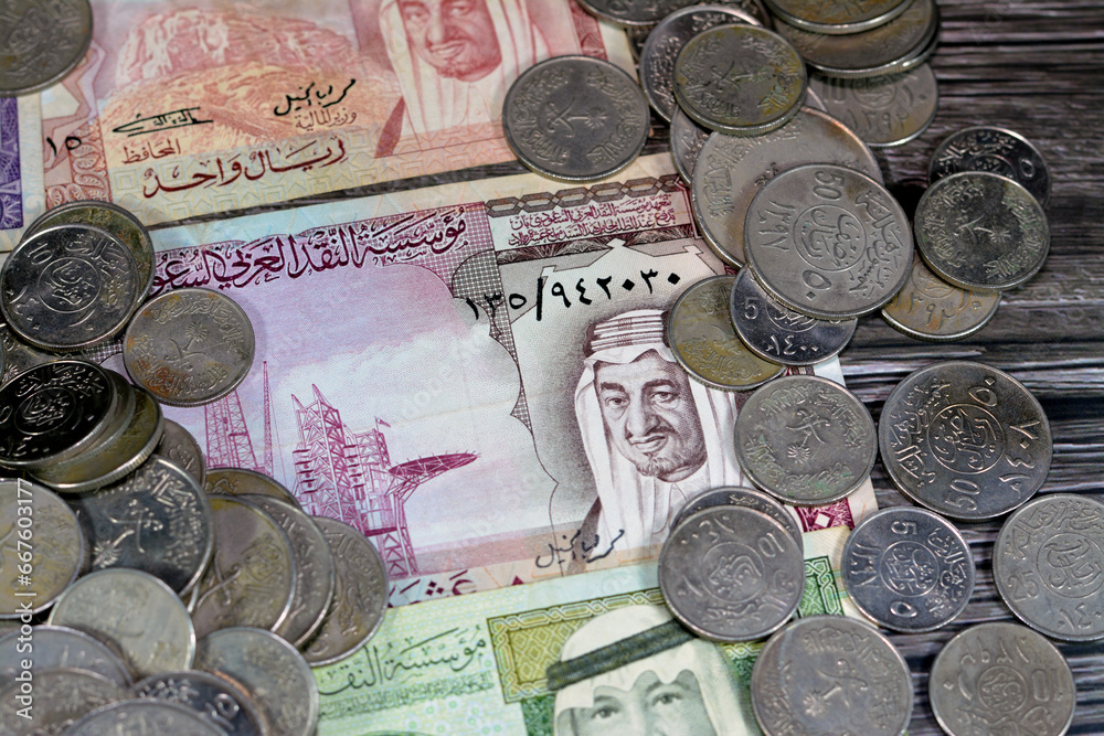 Foto de Saudi Arabia riyals money banknote bills and coins of different ...