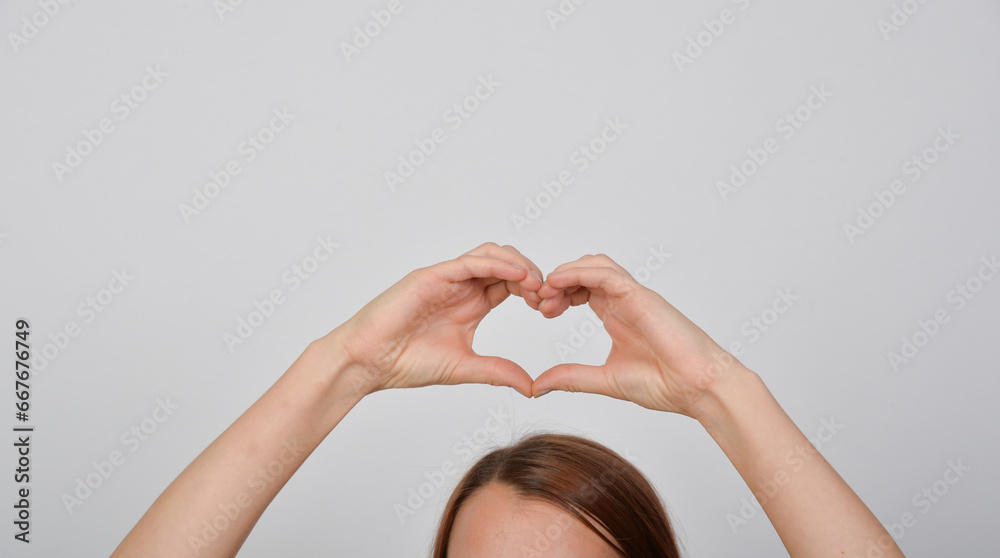 frau hand mann unerlannt zeigt mit der hand handzeichen zeigen zeichen ...