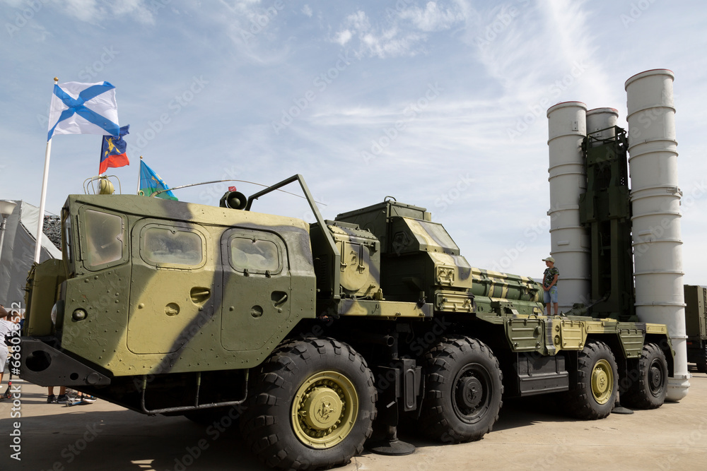 The main launcher 5P85S of the S-300PS anti-aircraft system on the MAZ ...