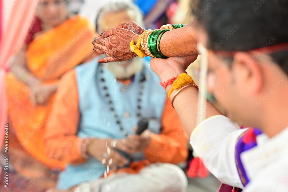 Hands with turmeric thread in indian wedding ceremony. Hindu wedding ...