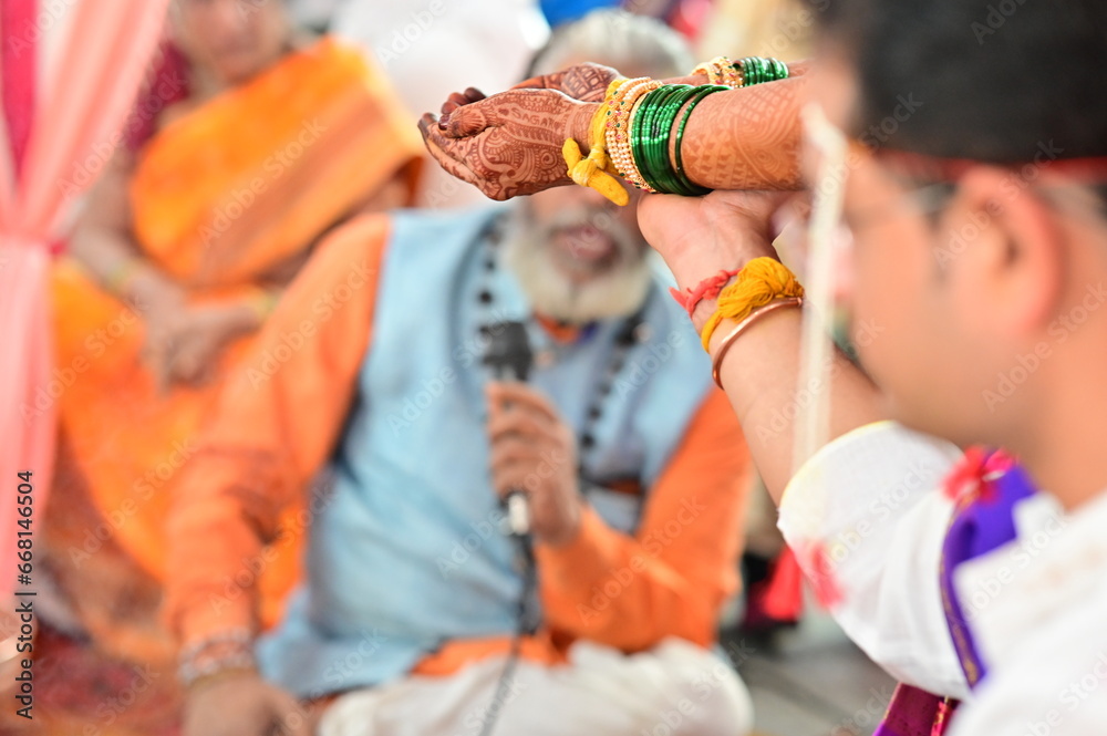 Hands with turmeric thread in indian wedding ceremony. Hindu wedding ...