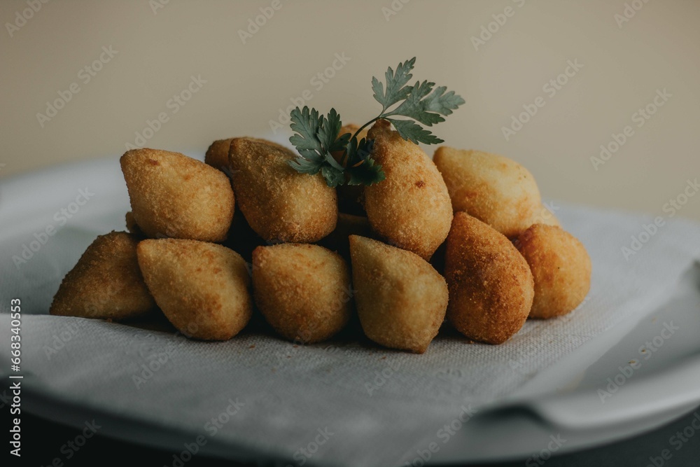 Mini salgados e salgadinhos de festa pastel coxinha frito Stock Photo ...