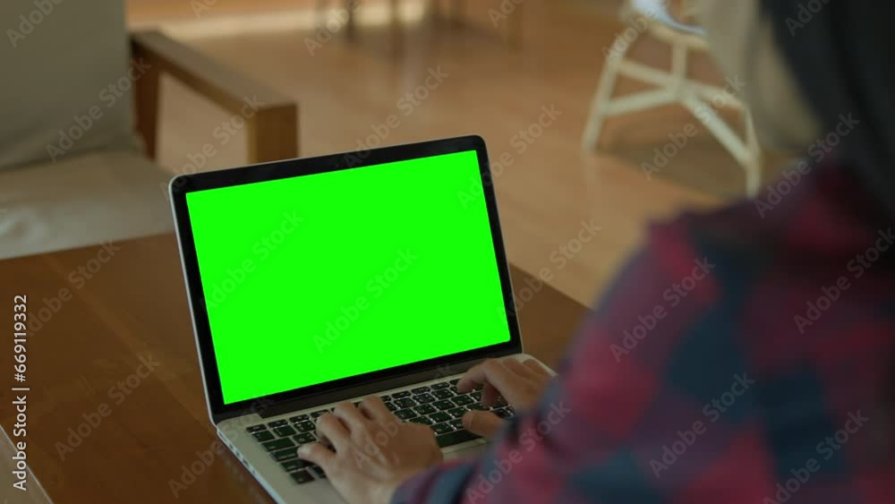 Vidéo Stock Over the shoulder shot of woman, using finger with keyboard ...