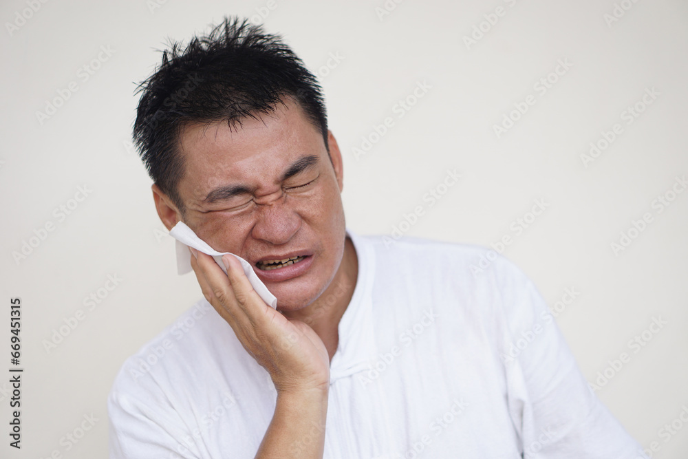 Foto de Asian man suffers from painful toothache, gum inflammation, use ...