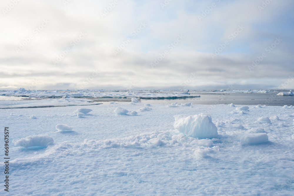 Melting ice at the edge of the ice pack in the arctic ocean, ice bergs ...