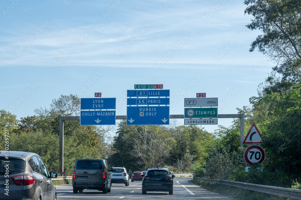 Highway road signs Paris, driving in heavy traffic on ring road of ...