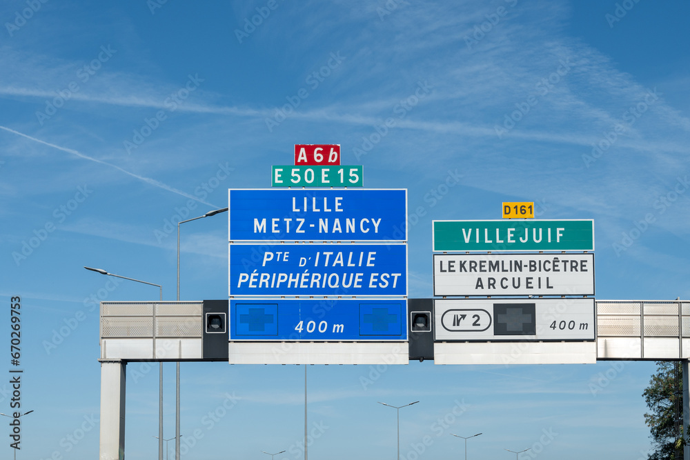 Highway road signs Paris, driving in heavy traffic on ring road of ...