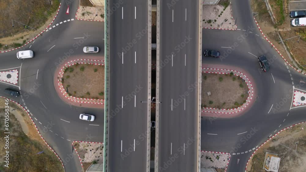 Vidéo Stock High angle drone shot of a highway overpass with flowing ...