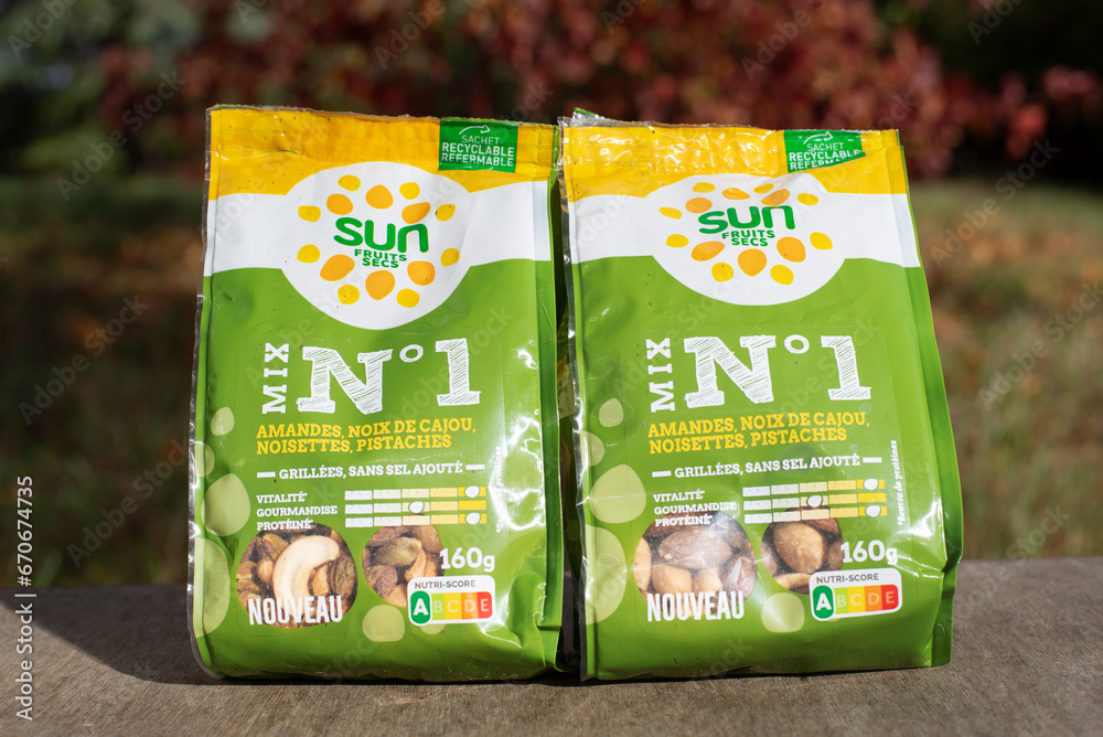 Sachets de fruits secs de la marque Sun du groupe Color foods, France ...