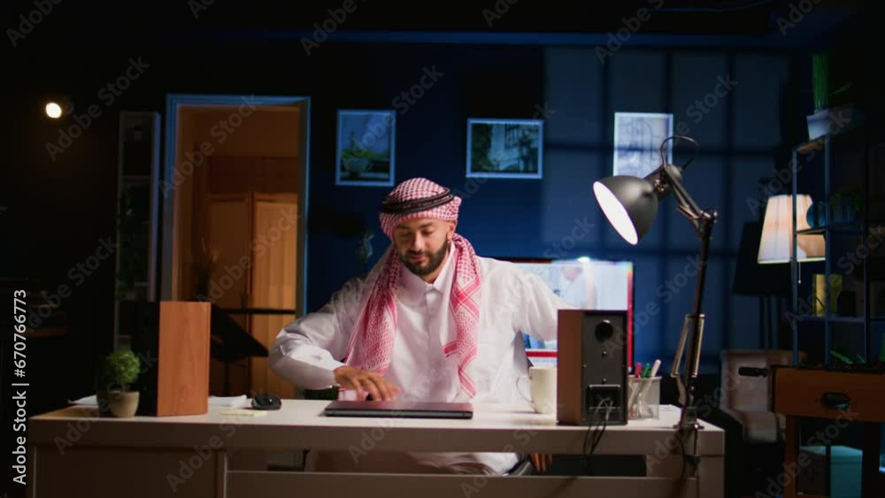 Vidéo Stock Arab employee arriving in stylish apartment personal office ...