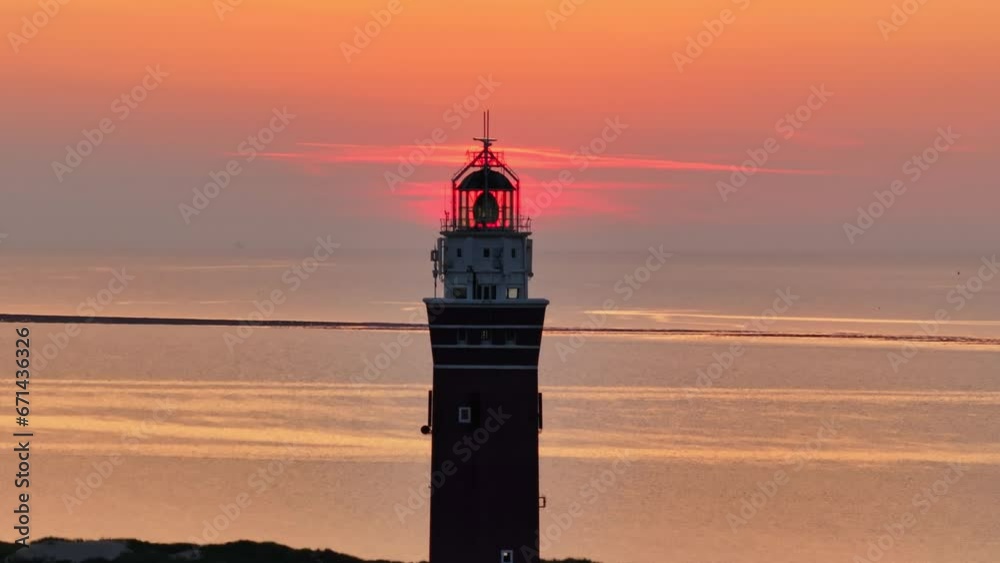 Vidéo Stock Zoomed in shot of Westhoofd lighthouse with sun behind ...