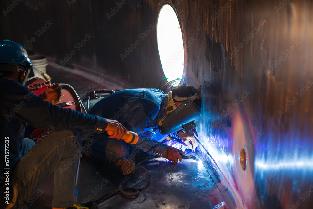 Welding arc argon worker male repaired metal is welding sparks ...