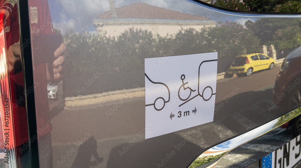 sticker requiring a space of 3 meters behind the car equipped for ...