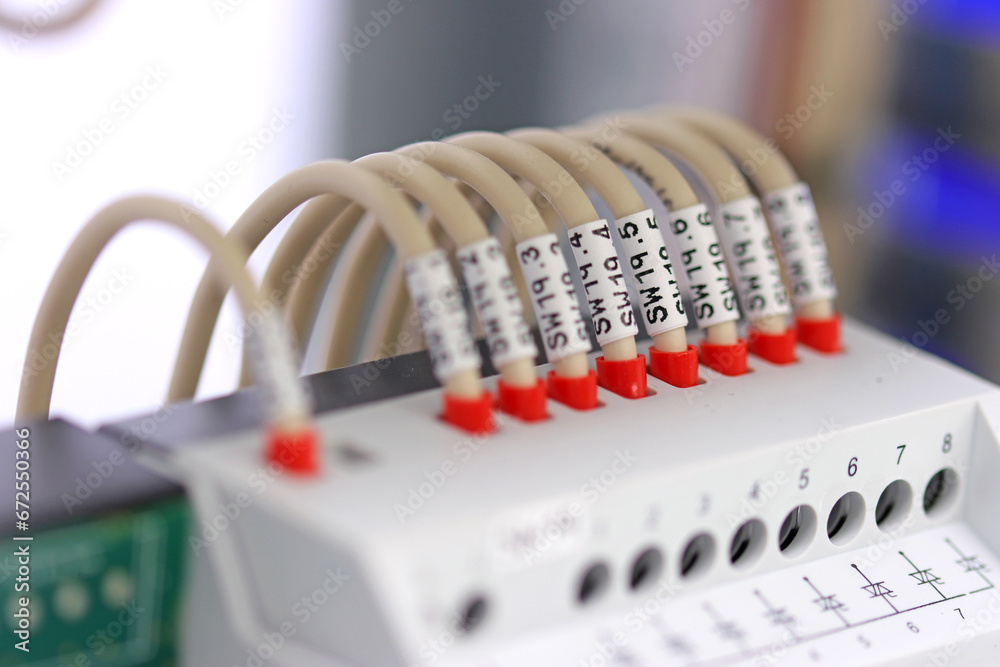 Connection of modules by means of insulated electrical mounting wires ...