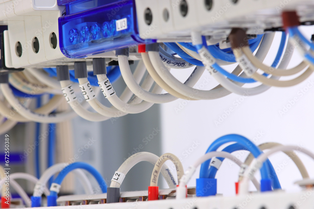 Connection of modules by means of insulated electrical mounting wires ...