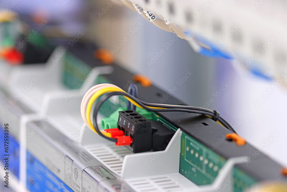 Connection of modules by means of insulated electrical mounting wires ...