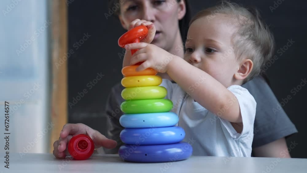 Vidéo Stock Happy family concept.baby and mother assembling toy pyramid ...