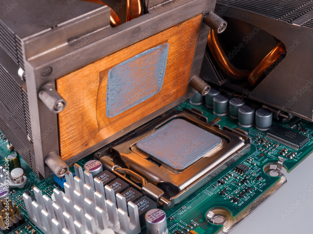 Correct application of thermal conductive paste to the cover of a ...