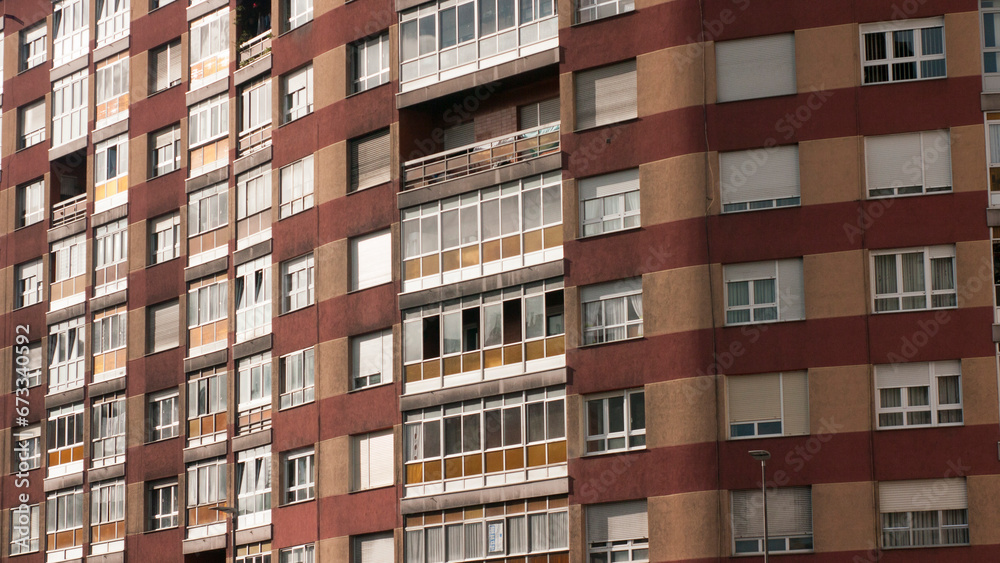 Ventanas en fachada de edificio de viviendas urbano Stock Photo | Adobe ...