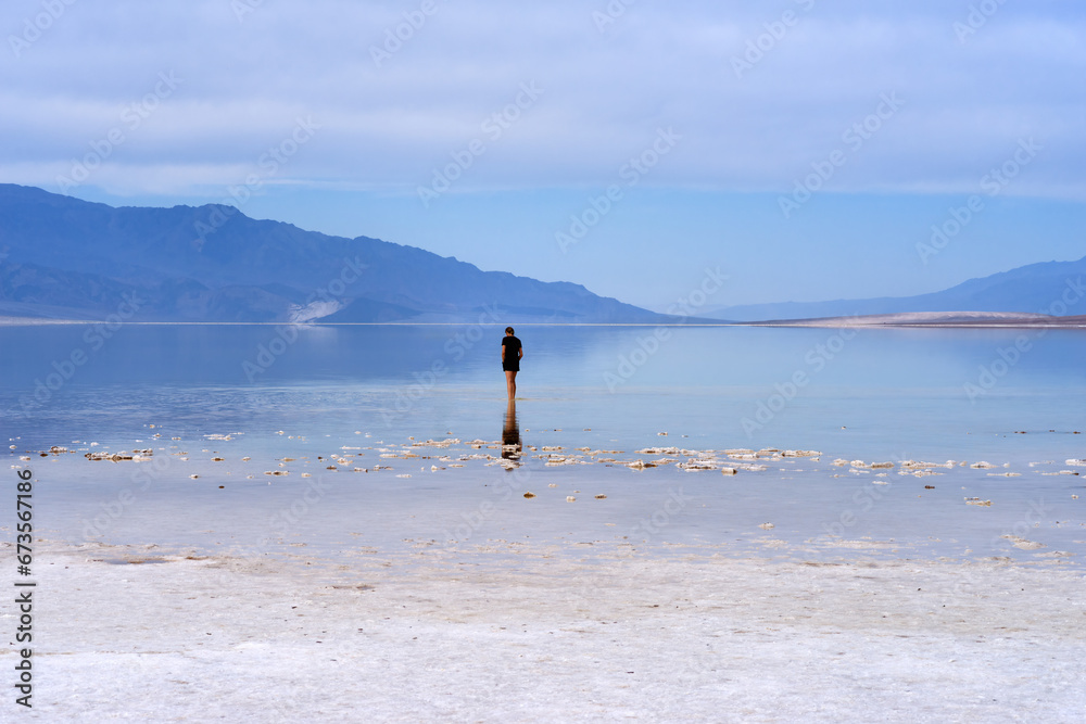 Fotka „Badwater panorama in Death Valley National Park. A shallow lake ...