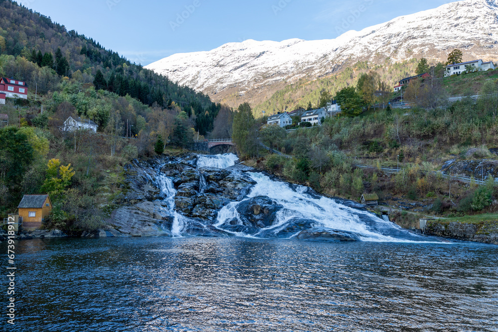 Der Hellesyltfossen ist ein Wasserfall in Hellesylt in der norwegischen ...