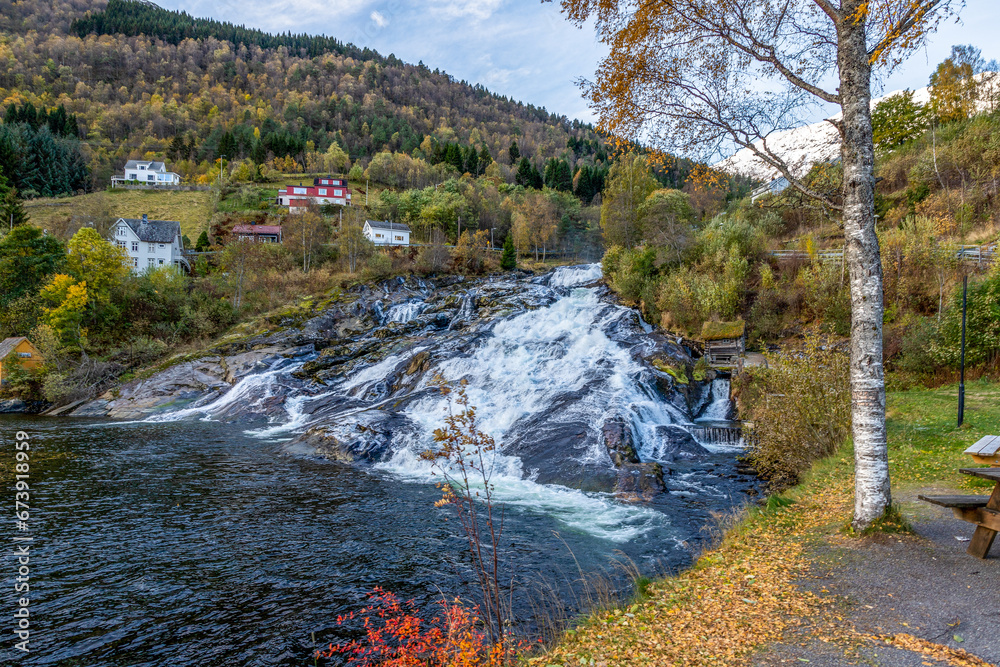 Der Hellesyltfossen ist ein Wasserfall in Hellesylt in der norwegischen ...