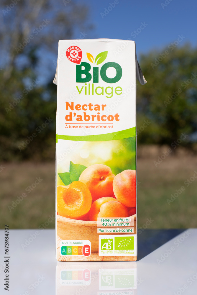 Jus de fruit de la marque repère Bio Village du groupe Edouard Leclerc ...