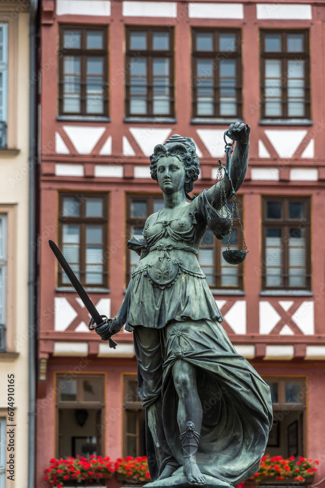 Foto de Frankfurt. Beautiful tatue at Fountain of Justice (Gerechtigkeitsbrunnen) in Romerberg ...