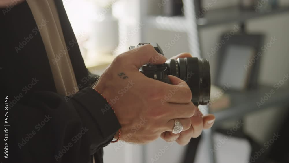 Vidéo Stock Close-up shot of hands of unrecognizable male photographer ...