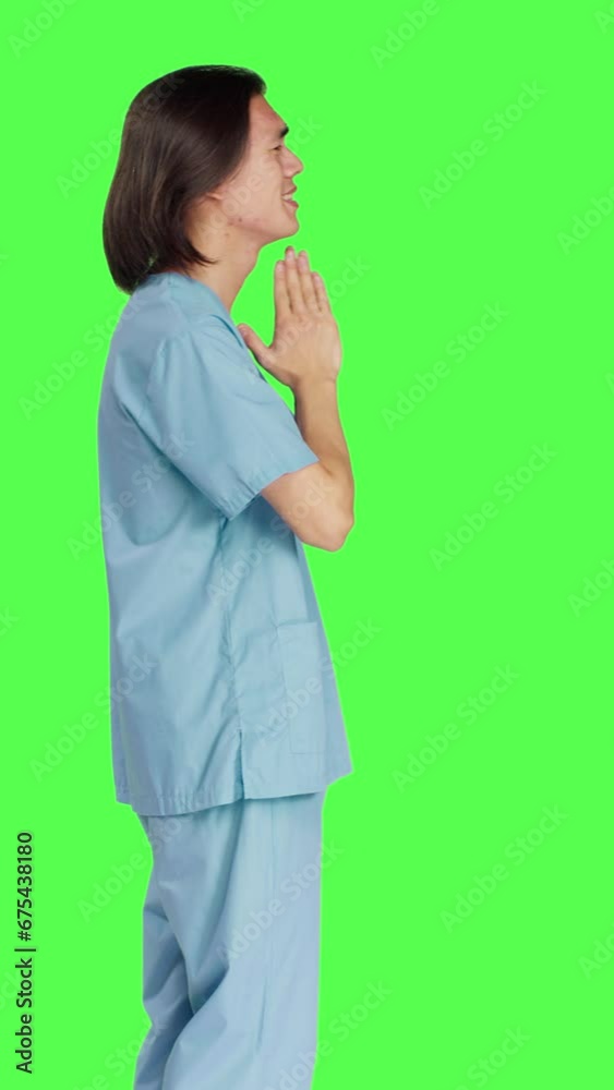 Vidéo Stock Profile of medical assistant praying to Jesus in studio ...