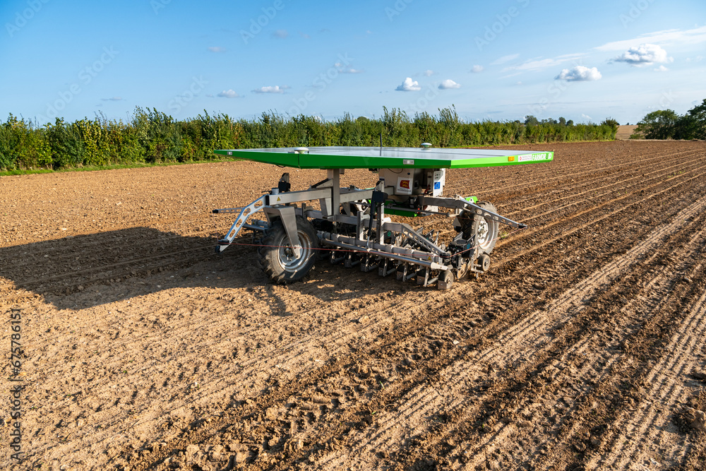 Robot autonome de semis et de désherbage mécanique FarmDroid alimenté ...