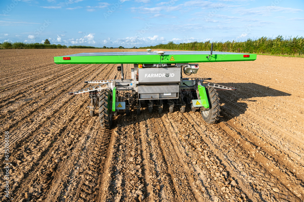 Robot autonome de semis et de désherbage mécanique FarmDroid alimenté ...