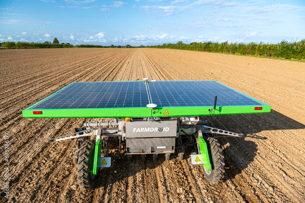 Robot autonome de semis et de désherbage mécanique FarmDroid alimenté ...