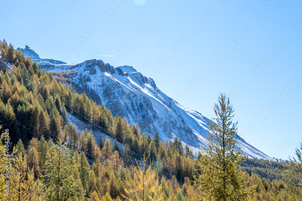Paysage de montagne avec de la neige à l'automne en montagne dans les ...