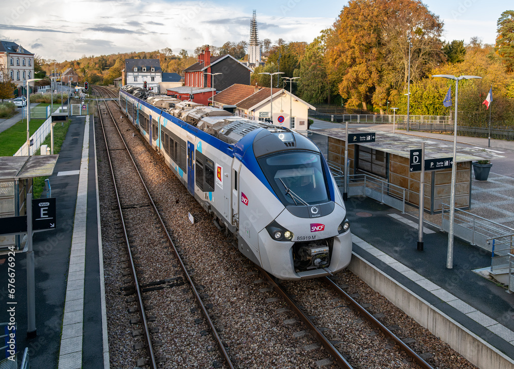 Arrêt d'un train intercités région Normandie en gare d'Auffay sur la ligne Sncf Rouen-Dieppe ...