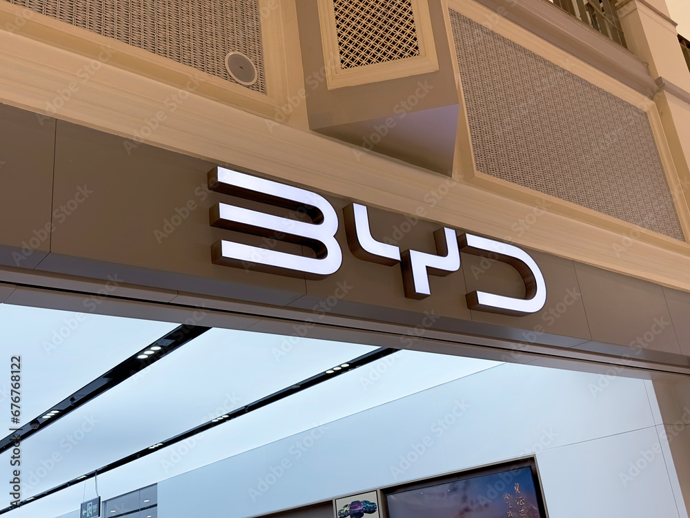 Foto de Yinchuan, China - Oct 31, 2023. BYD car store logo. BYD is a ...